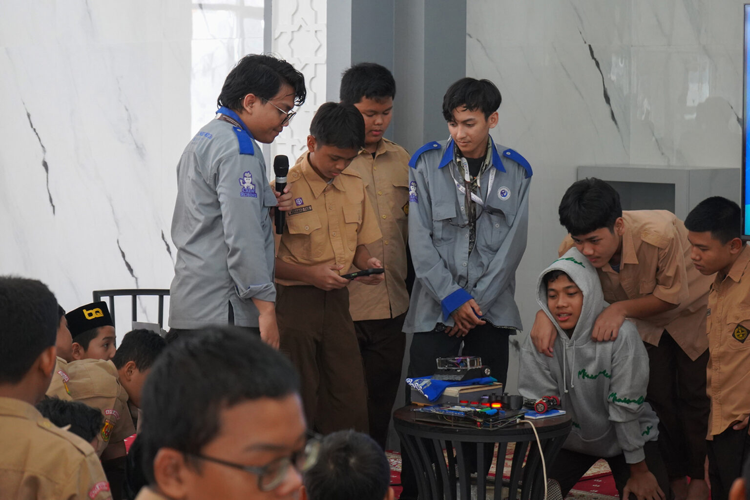 Mengenal Robotik Sebagai Persiapan Generasi Muda - BQ Islamic Boarding ...